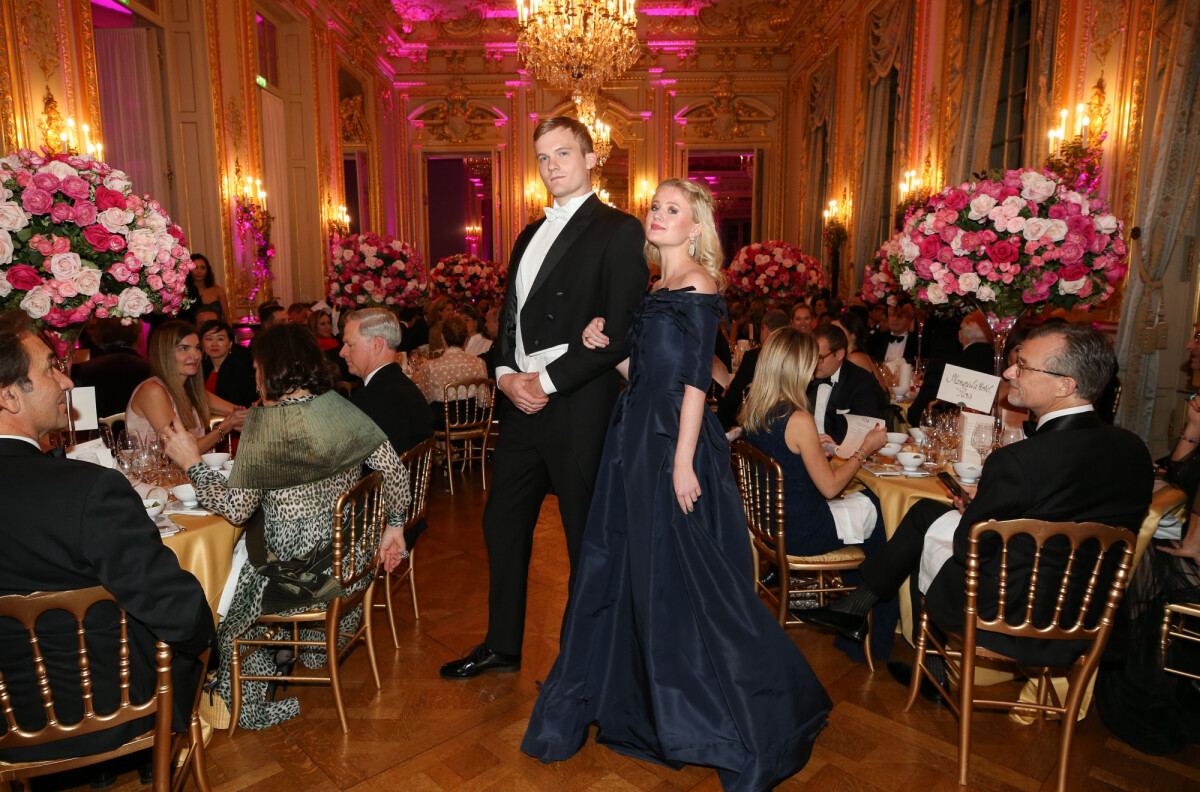 Photo : Exclusif - Josie Yates (en robe Hervé Pierre) et son cavalier ...
