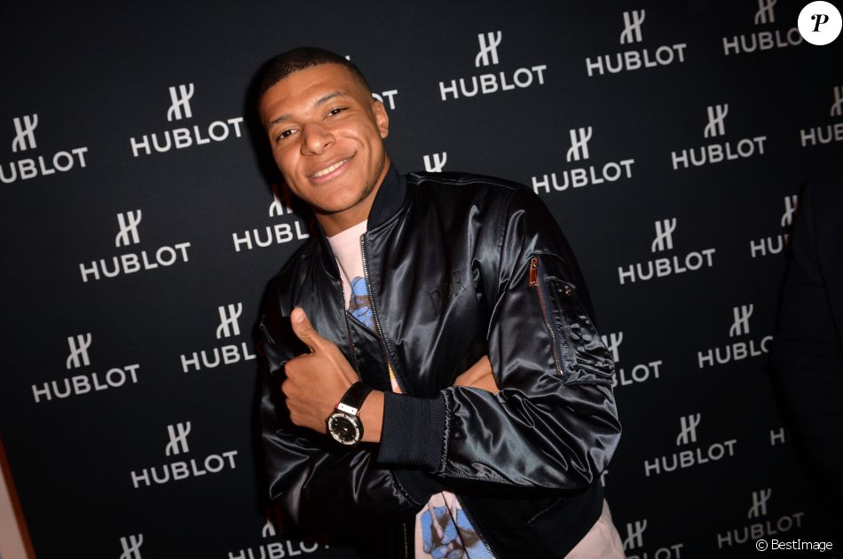 Kylian Mbappé assiste à la soirée Hublot Loves Art organisée par Hublot ...