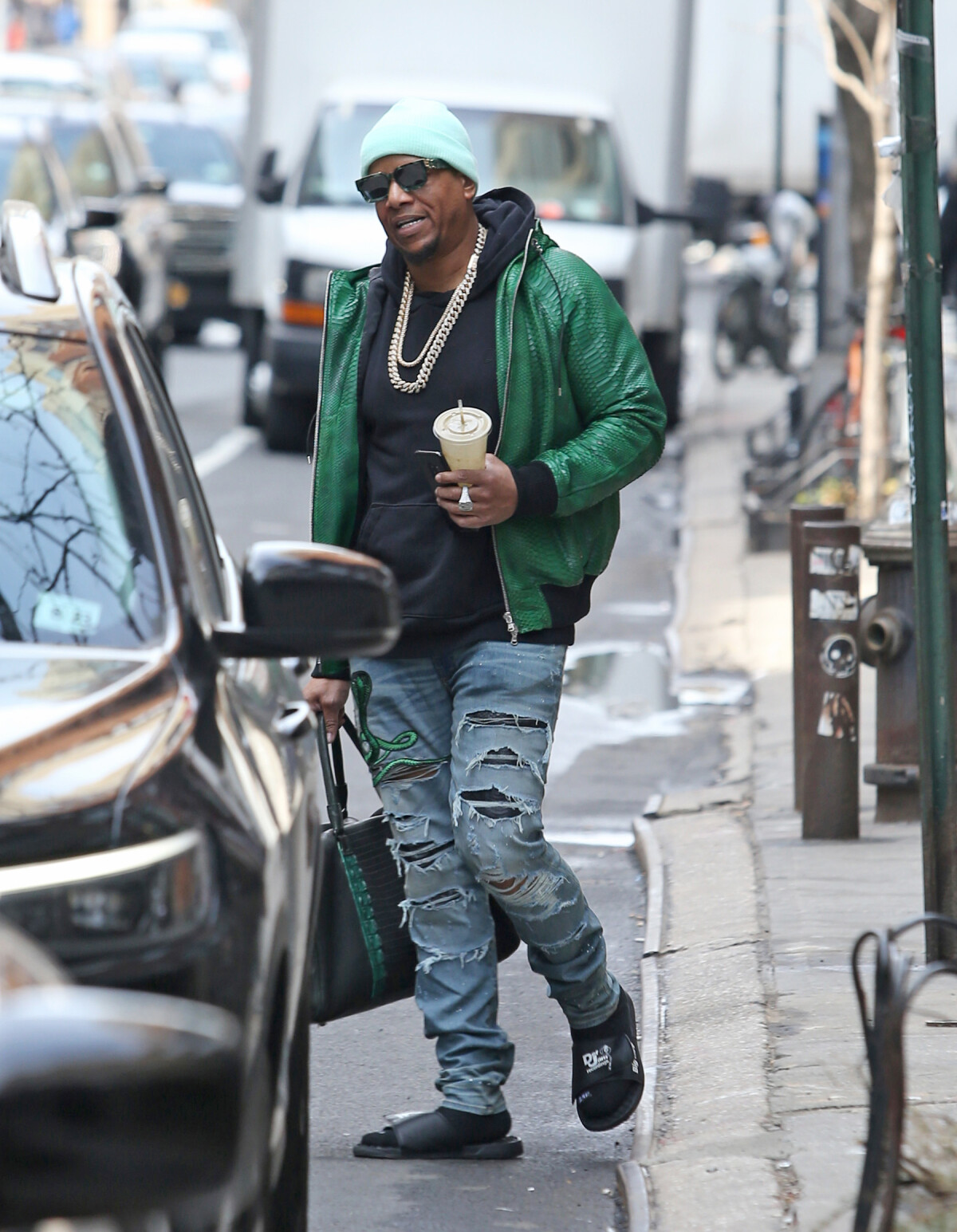 Photo : Kevin Hunter se cache sous son blouson à la sortie des studios ...