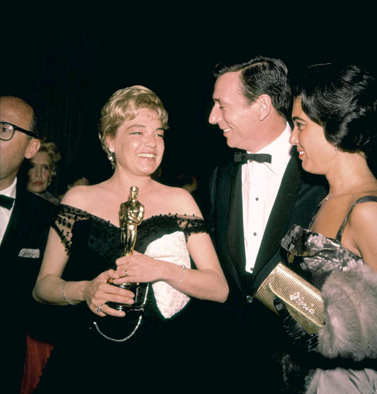 Photo : Simone Signoret et Yves Montant aux Oscars en 1960. - Purepeople