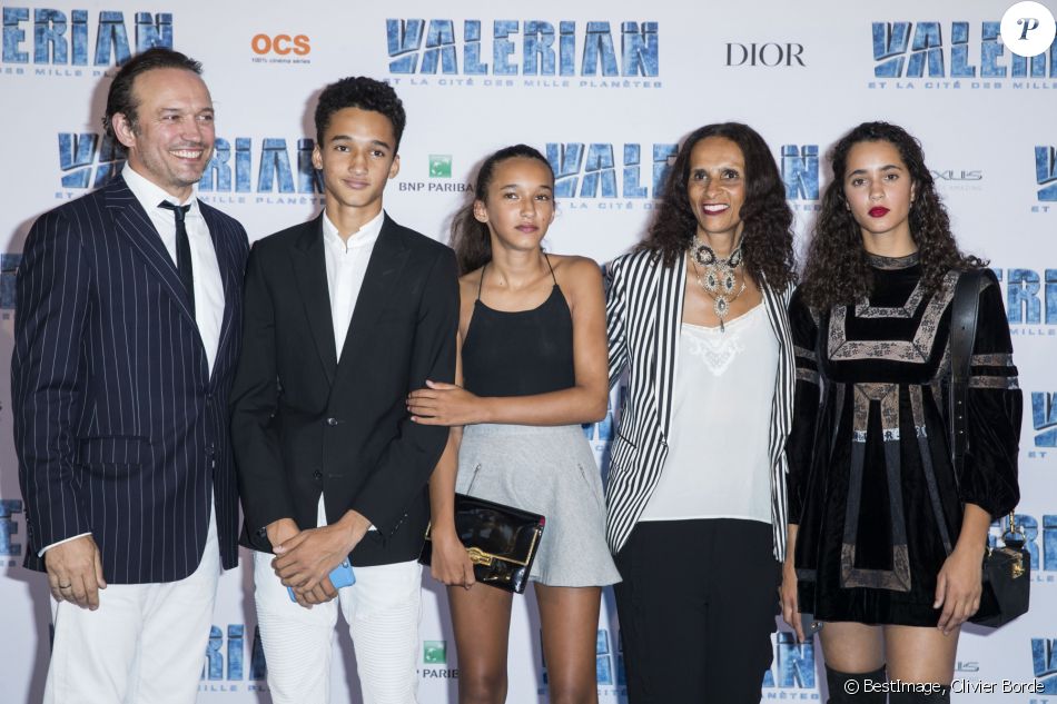Vincent Perez avec sa femme Karine Silla et leurs enfants Iman, Tess et ...