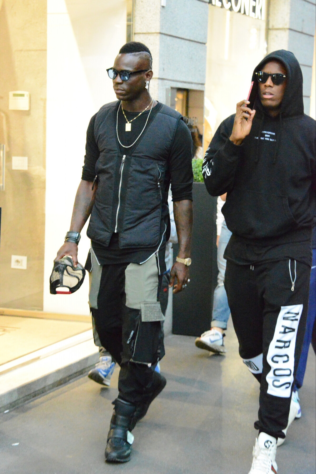 Photo : Mario Balotelli fait du shopping avec un ami à Milan, le 9 ...