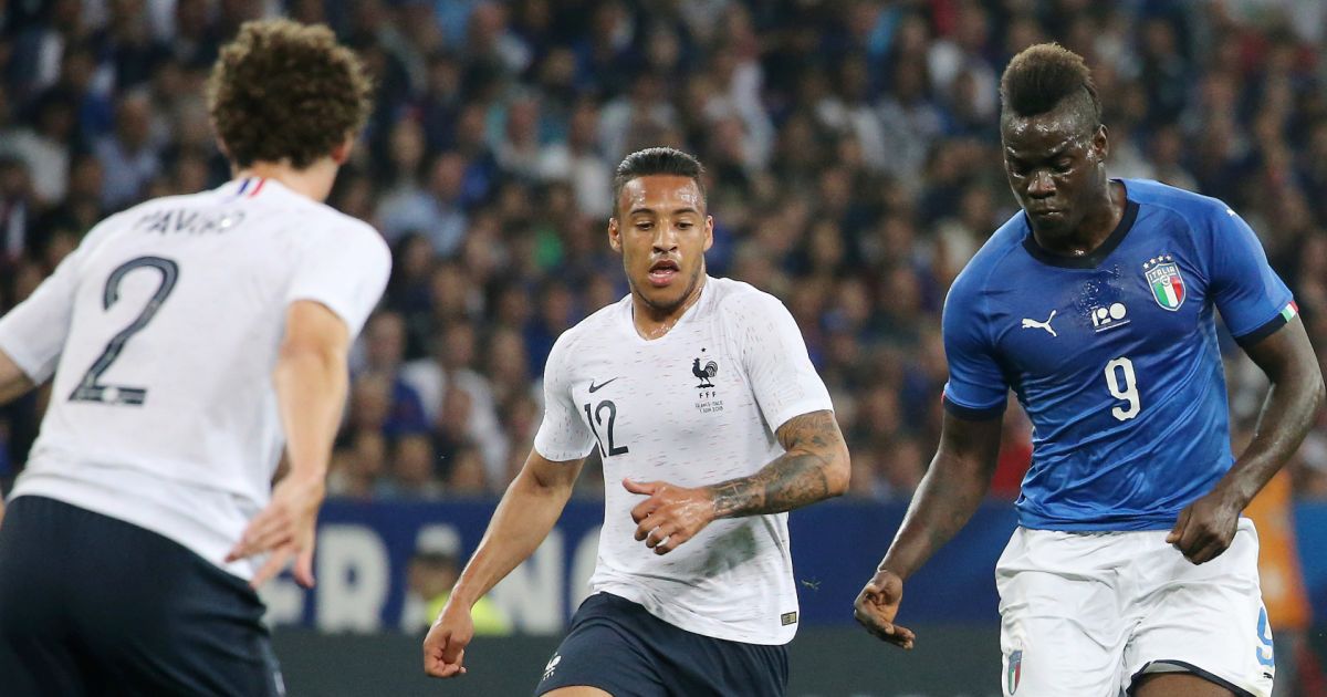 L'italien Mario Balotelli et le Français Corentin Tolisso lors du match ...