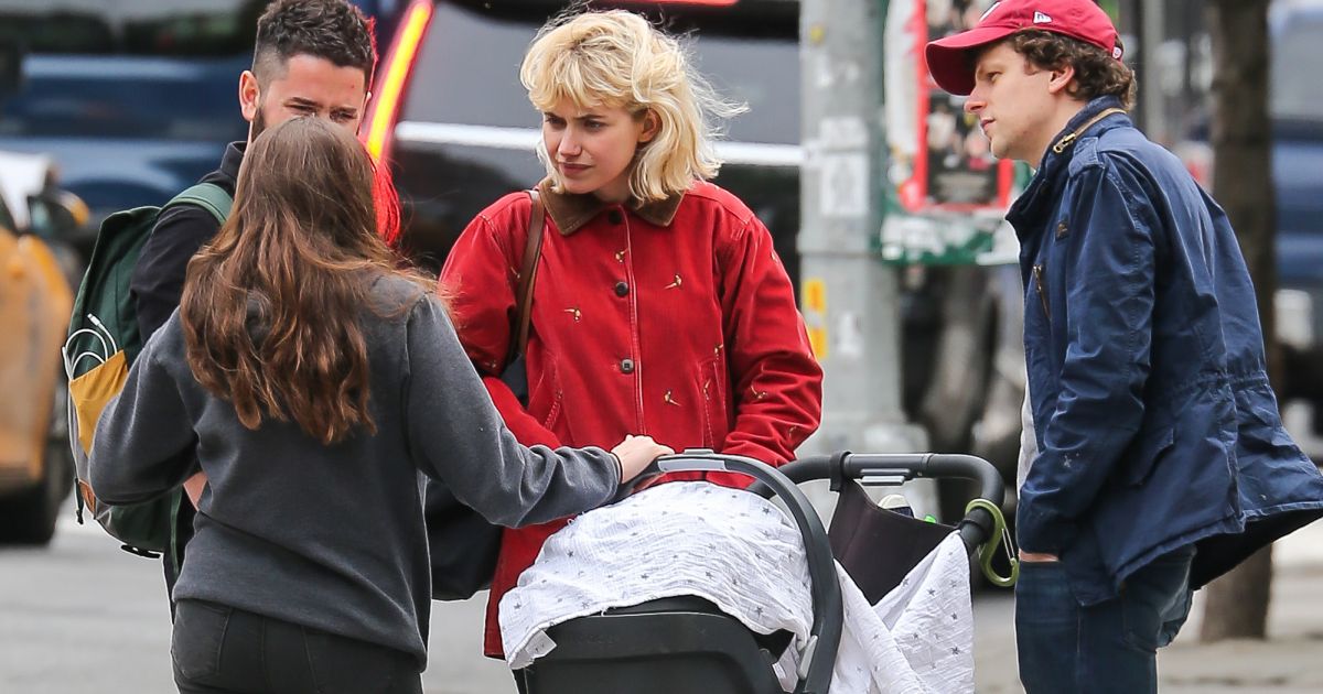 Exclusif - Jesse Eisenberg et sa compagne Anna Strout rencontrent ...