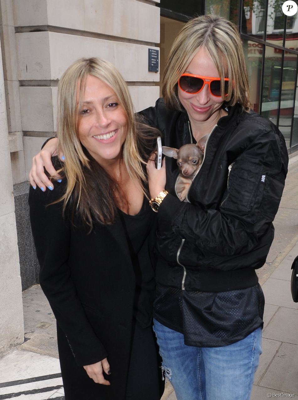 Les membres du groupe All Saints, Nicole Appleton et Natalie Appleton ...
