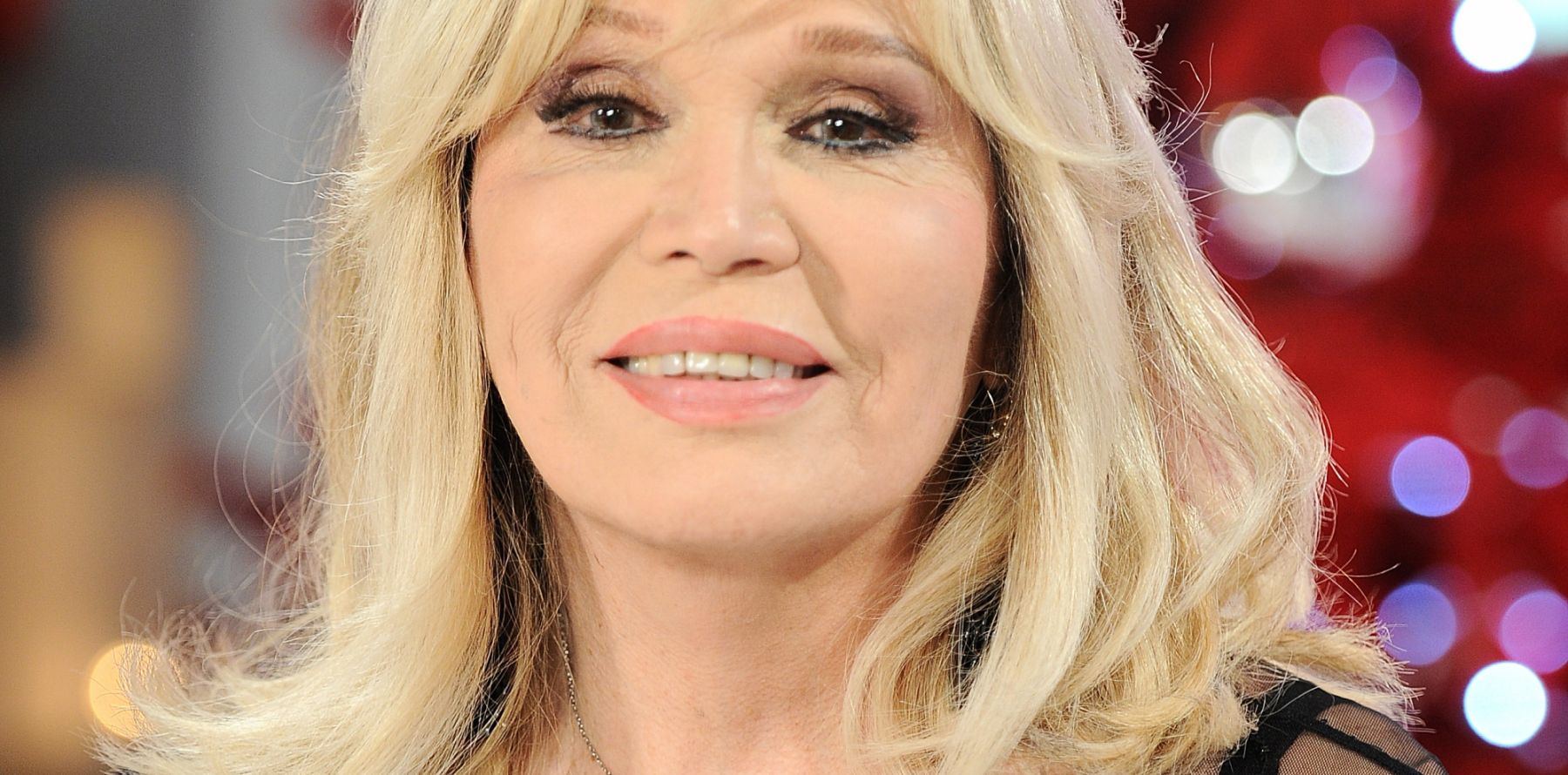 Amanda Lear, confinée dans le Sud, met la main au porte-monnaie ...