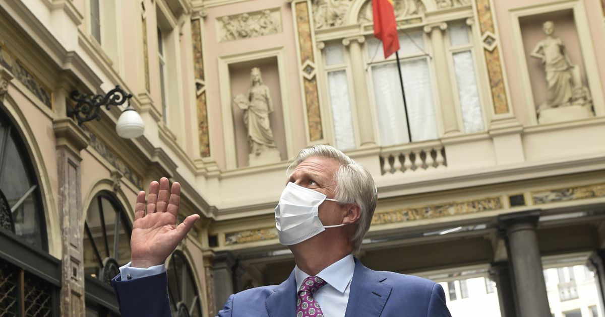 Le Roi Philippe de Belgique visite plusieurs magasins dans le centre de ...