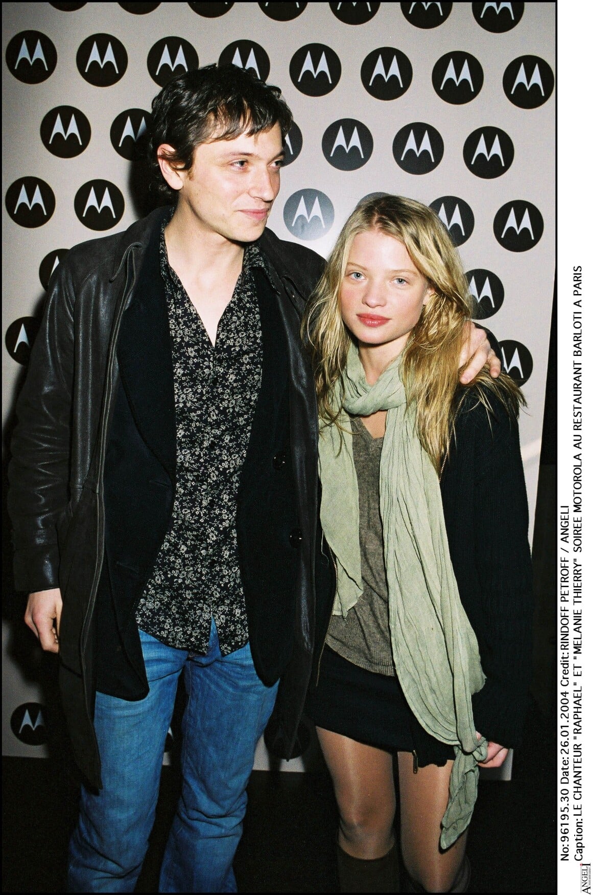 Photo : Raphaël et Mélanie Thierry à Paris en 2004. - Ode (Purepeople)