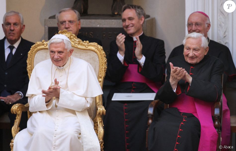 Le pape Benoît XVI et son frère Georg Ratzinger en mars 2012. - Purepeople