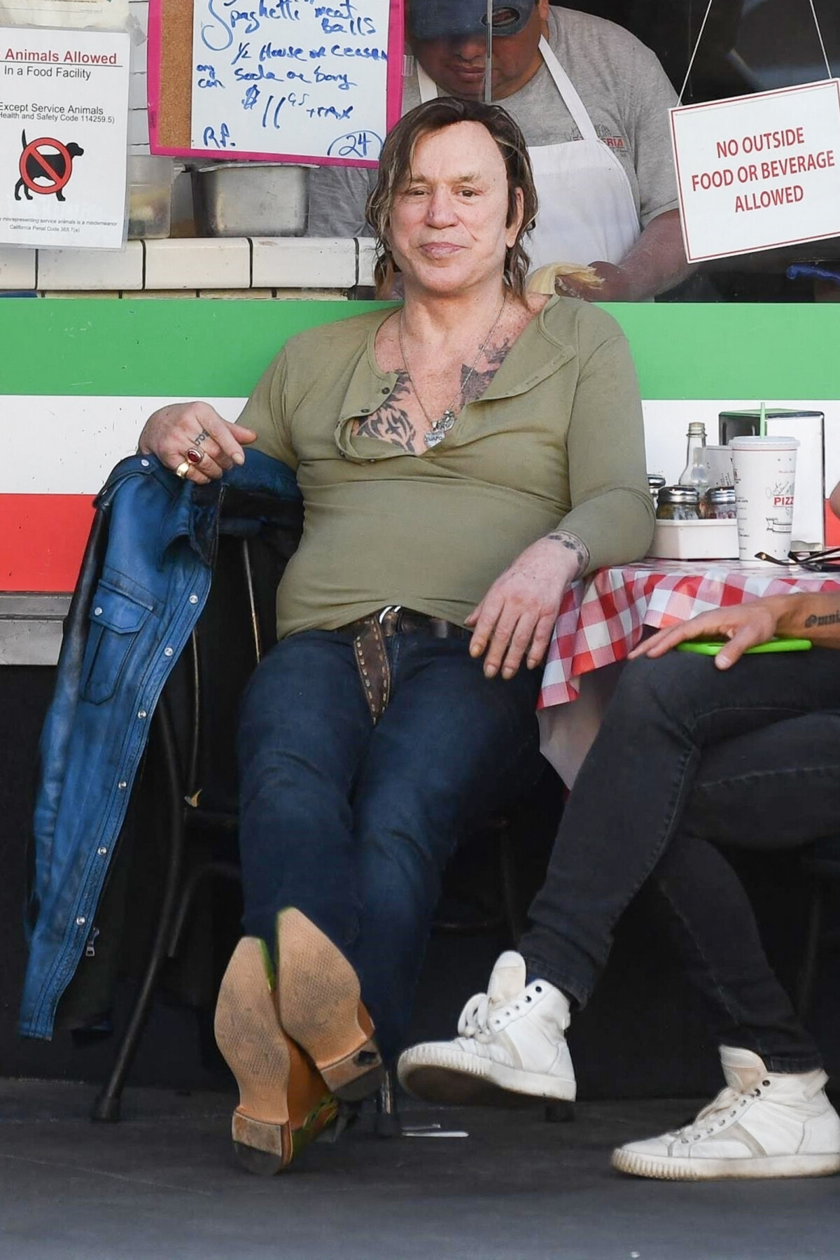 Photo : Mickey Rourke déjeune avec un ami à Beverly Hills le 1er ...