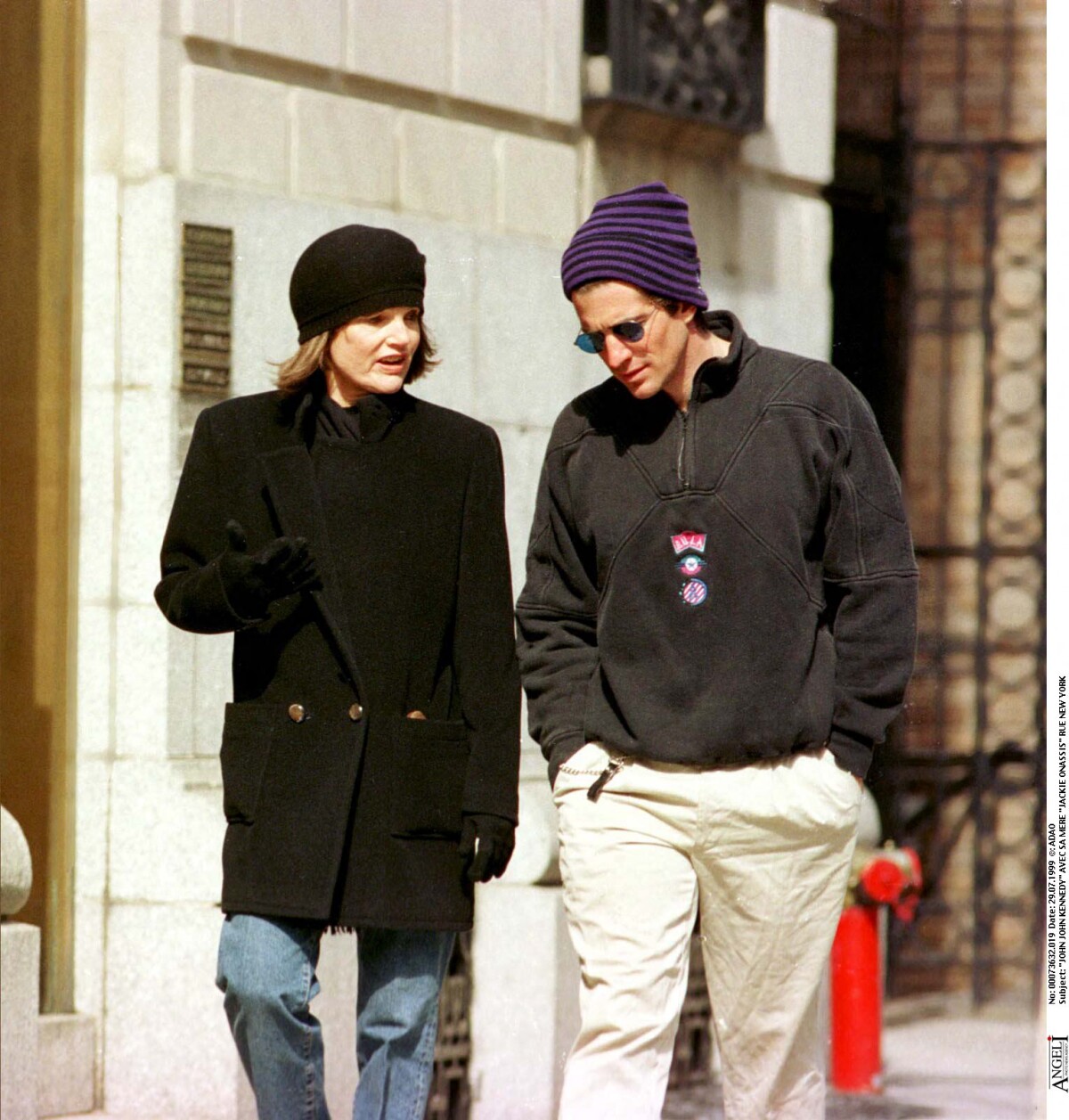 Photo : John John Kennedy et sa mère Jackie Onassis dans les rues de ...