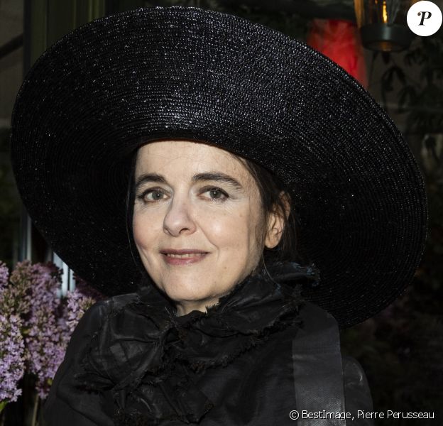 Amélie Nothomb, émue par la mort de son père, relate leur rencontre sur ...