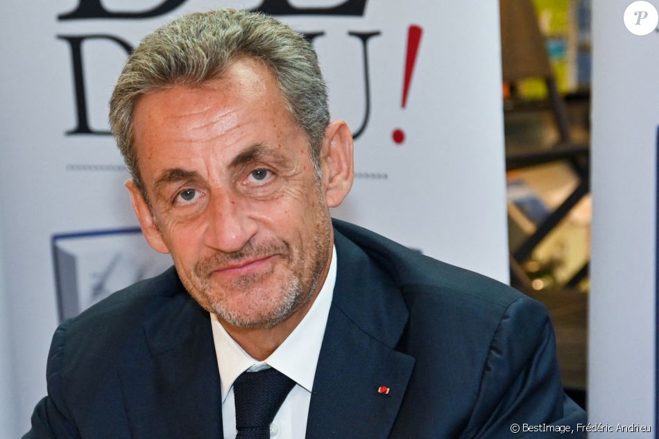 Nicolas Sarkozy dédicace son livre Le temps des tempêtes à la librairie ...