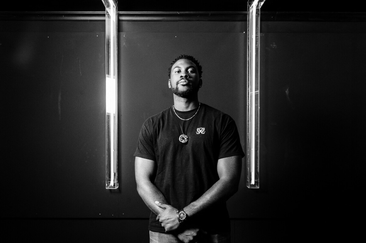 Photo : Damso pose dans un club de Bruxelles, le 31 août 2016. Photo by ...