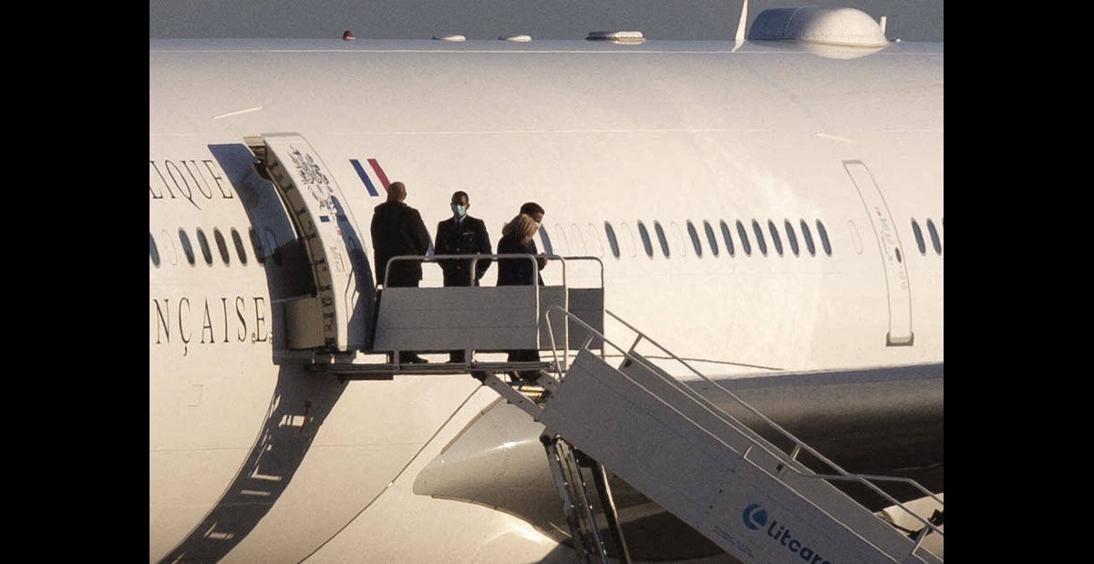 Photo : Brigitte Macron, descente de l'avion - Le président Emmanuel ...