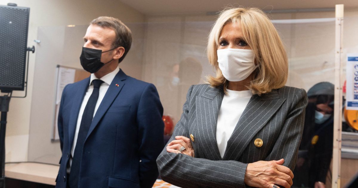 Le Président Emmanuel Macron et sa femme Brigitte Macron visitent la ...