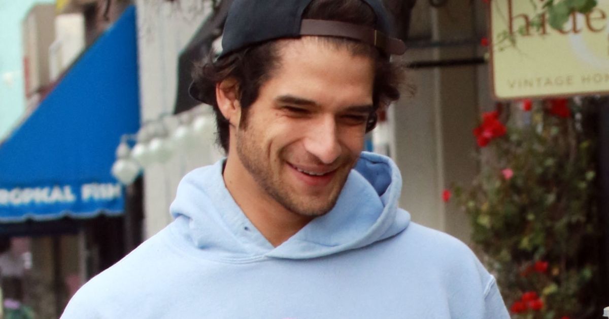 L'acteur de la série Teen Wolf, Tyler Posey à la sortie d'un café avec ...