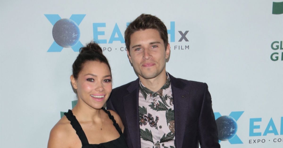 Jessica Parker Kennedy et Ronen Rubinstein à la 15ème soirée annuelle ...