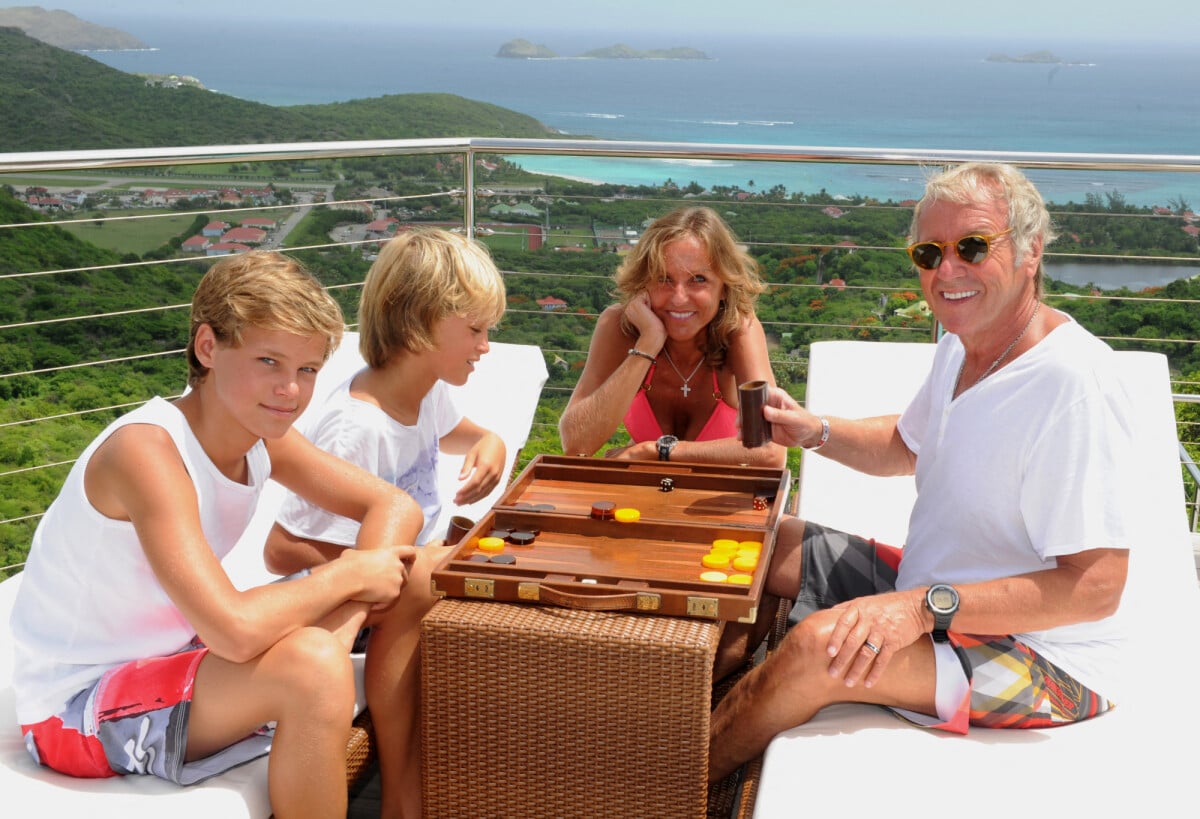Photo : Exclusif - Yves Rénier pose avec sa femme Karin et leurs fils ...