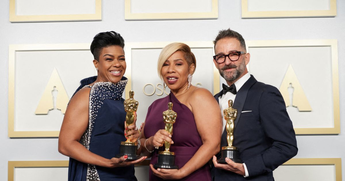 Jamika Wilson (Center), Sergio Lopez-Rivera et Mia Neal lauréats de la ...