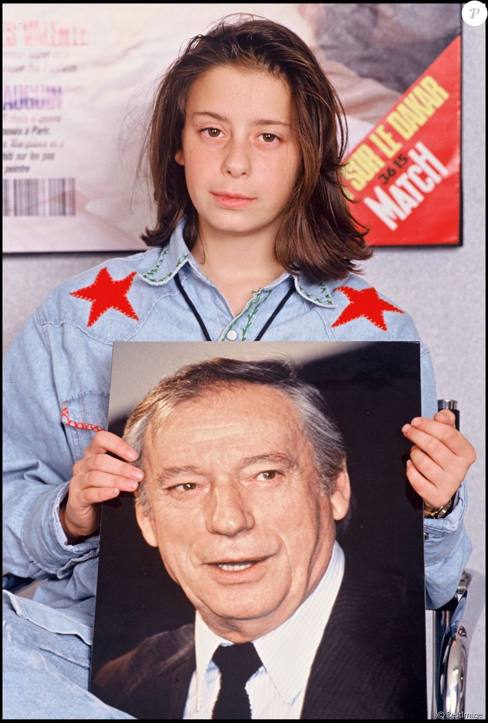 Aurore Drossart avec un portrait d'Yves Montand. - Purepeople