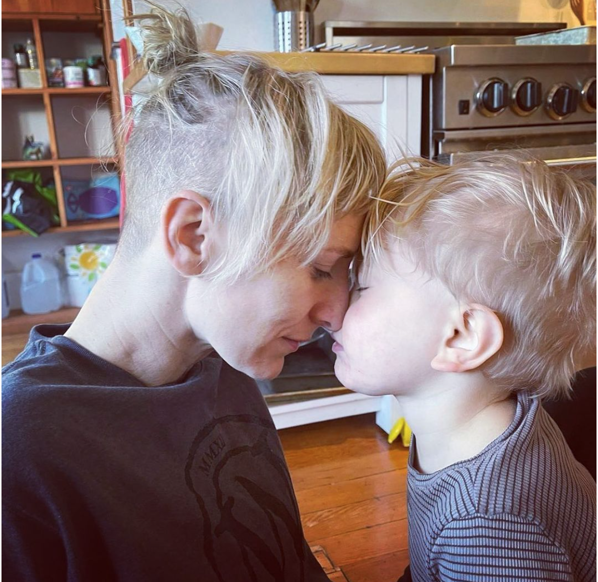 Photo : Mickey Sumner et son fils Akira en mai 2021. - Purepeople