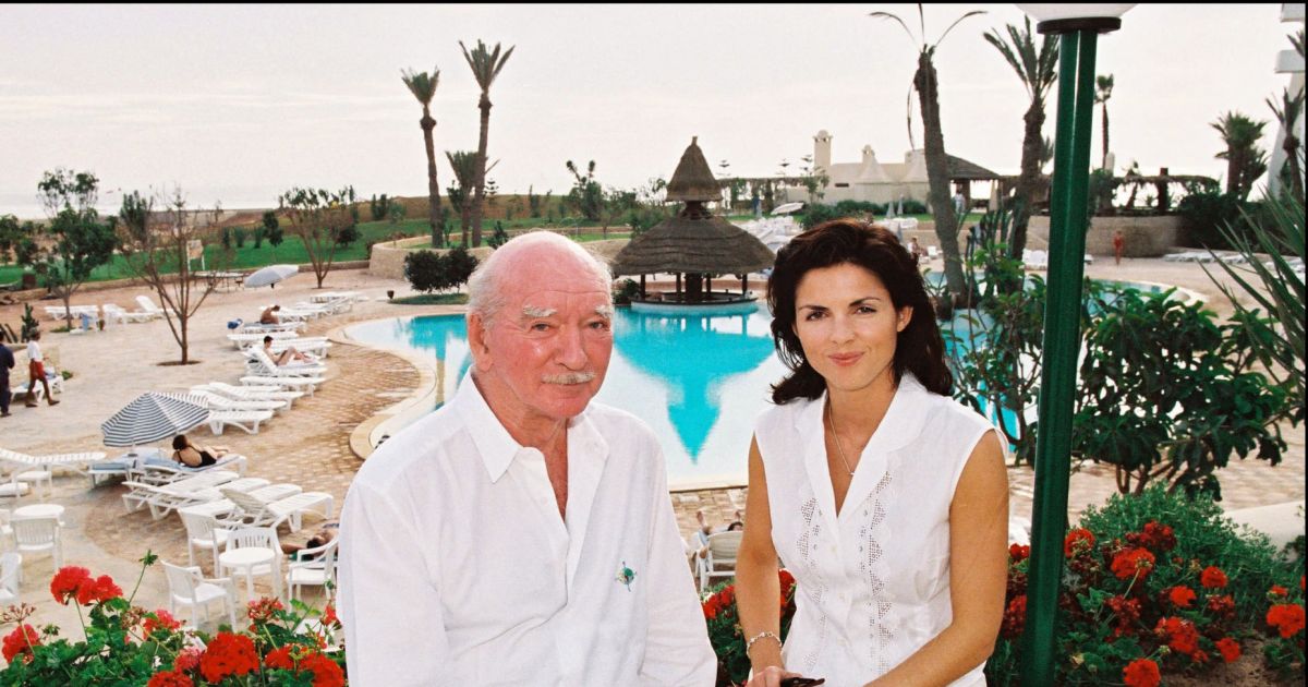 Eddie Barclay et son épouse Caroline Barclay à Agadir, au Maroc en 1995 ...