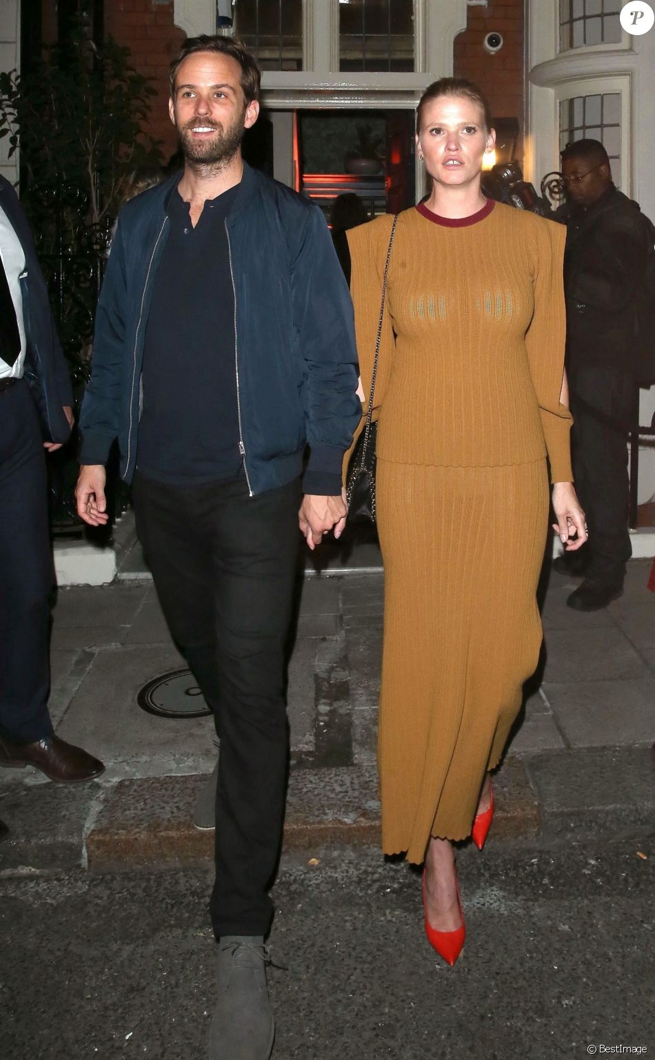 Lara Stone, David Grievson arrivent à la soirée Victoria Beckham X ...