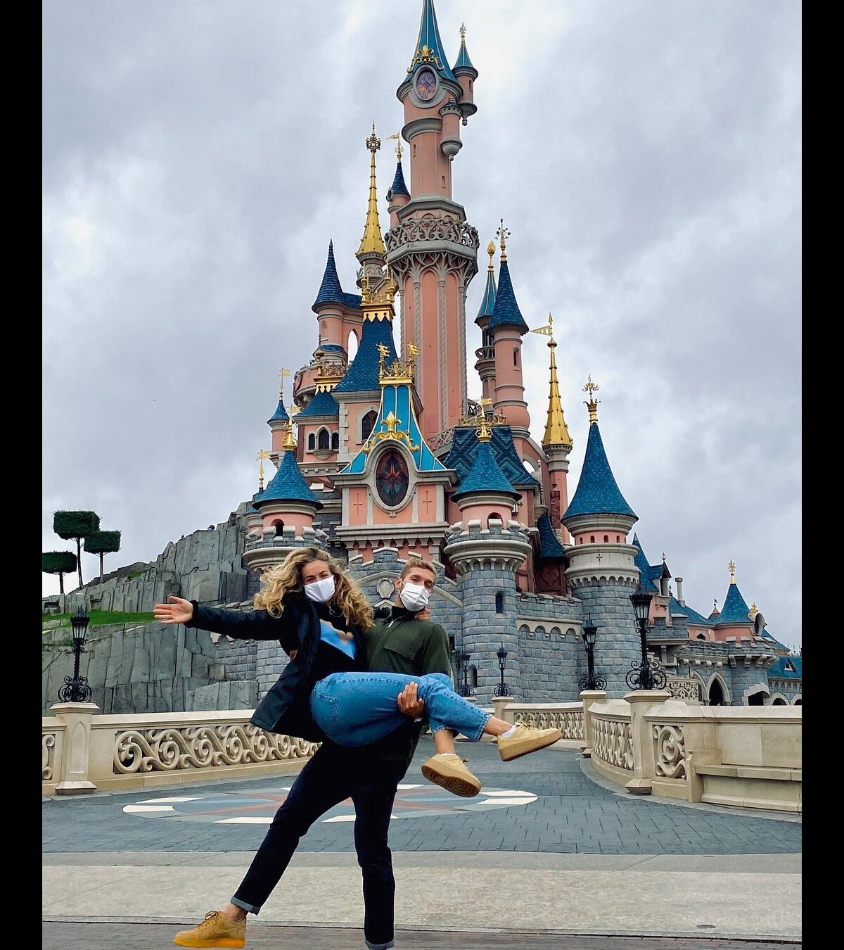 Photo : Kevin Mayer et Delphine Jariel à Disneyland. - Purepeople
