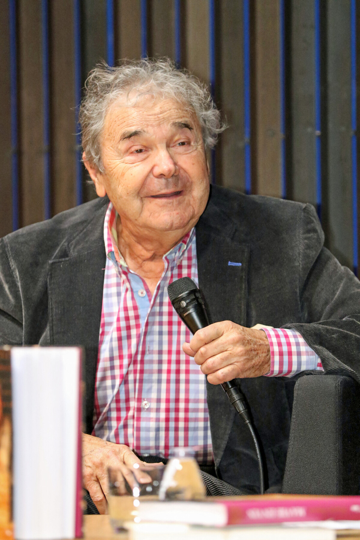 Photo : Pierre Perret présente son livre "Ma vie en vin" à la librairie ...