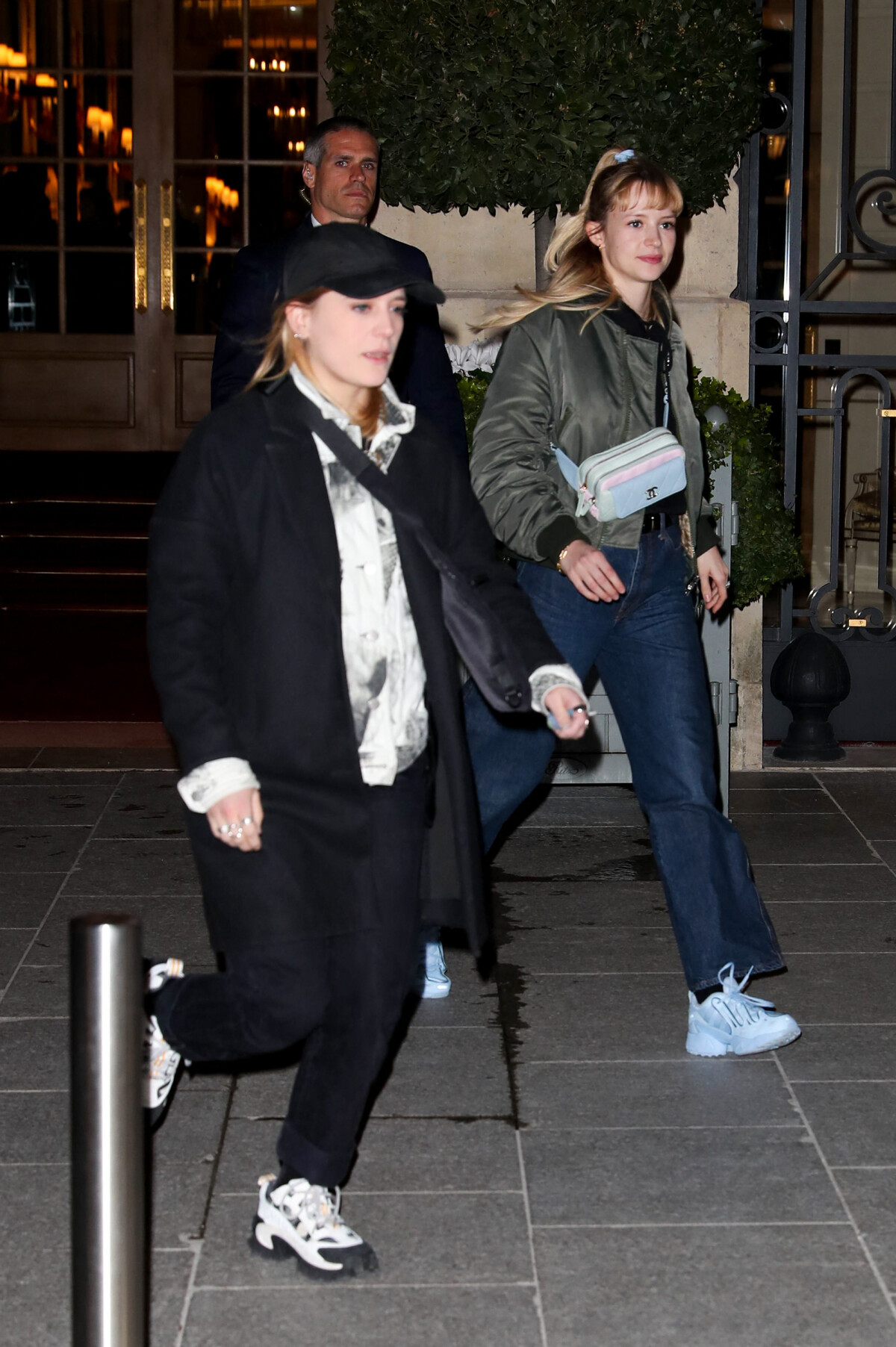 Photo : Exclusif - La chanteuse Angèle et son amie Marie Papillon à la ...