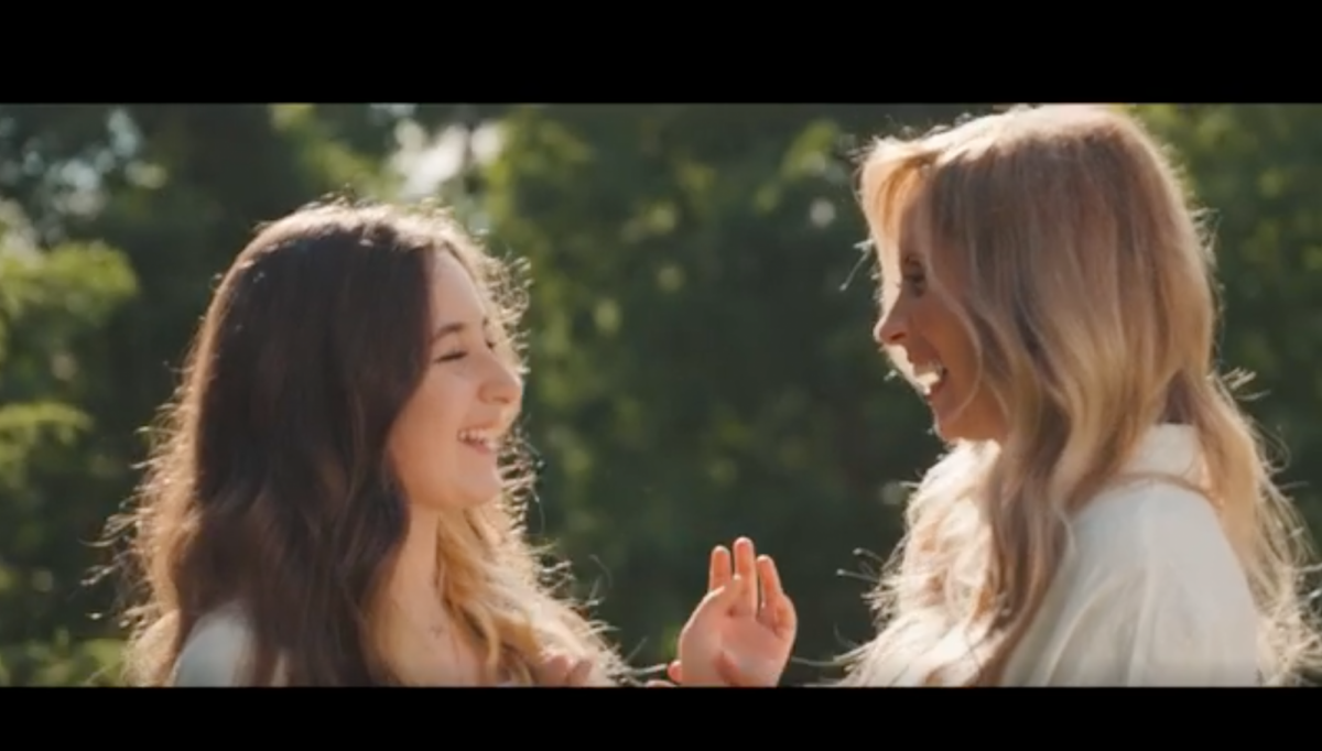 Photo : Lara Fabian et sa fille pour son livre de cuisine Photo : Lara Fabian et sa fille pour son livre de cuisine