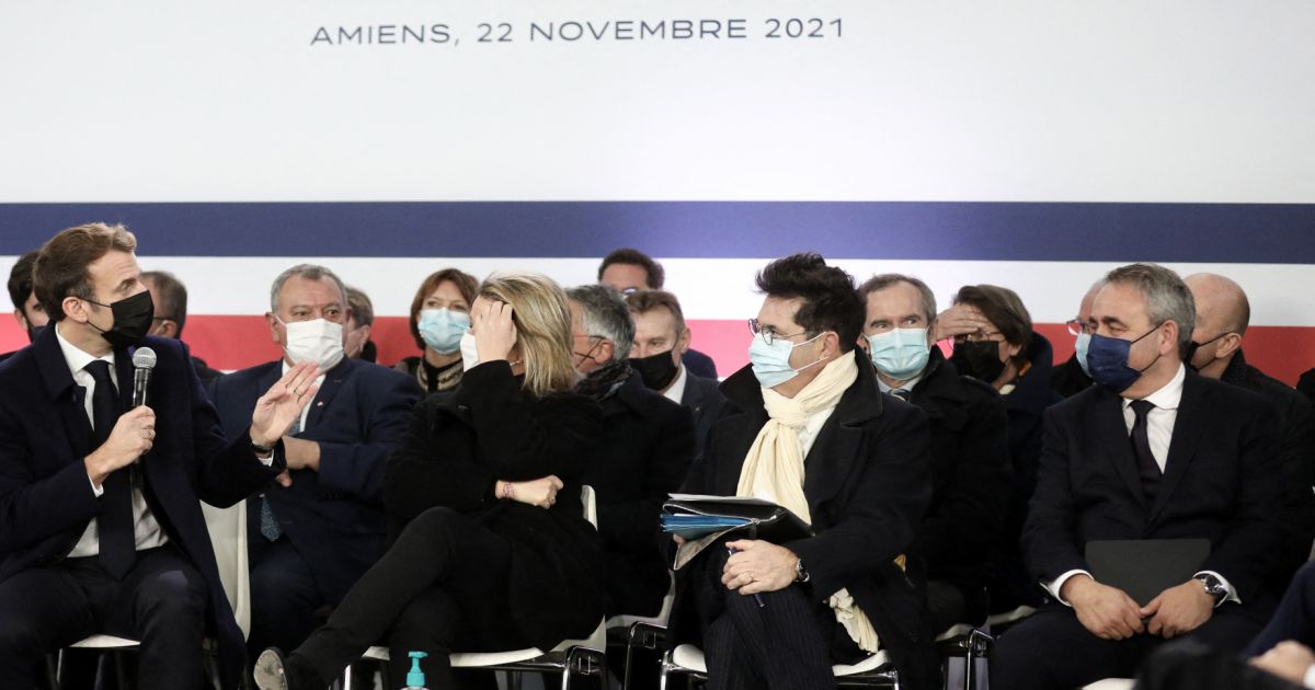 Le président de la République française, Emmanuel Macron accompagné de ...