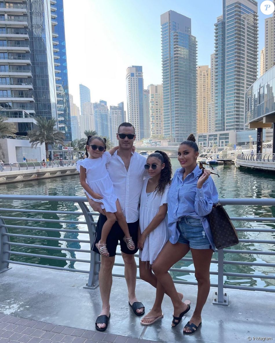 Wafa de Koh-Lanta avec son mari Oliver et ses filles - Purepeople