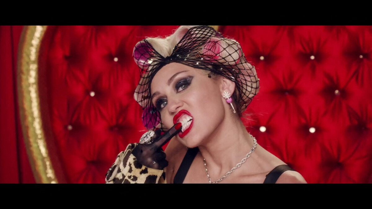 Photo : Miley Cyrus interprète son tube "Who owns my heart" lors du ...