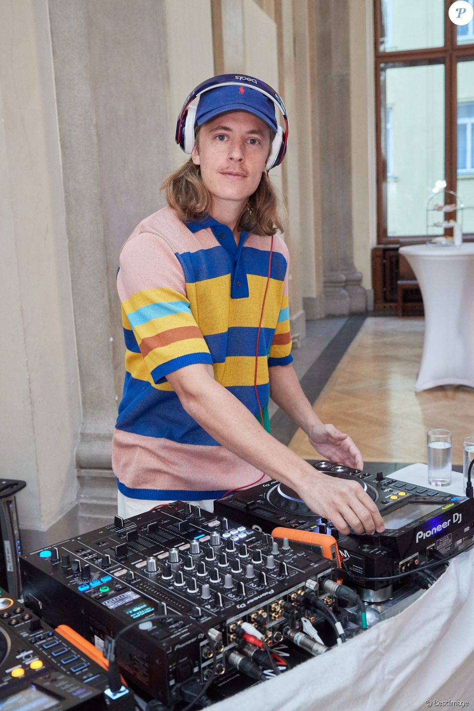 DJ Mosey (Pierre Sarkozy) au platine pour l'évènement du prix de l'art ...