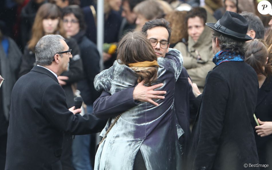 Izïa Higelin, Kên Higelin, Arthur H lors des obsèques de Jacques ...