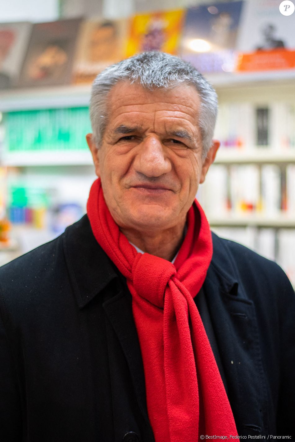 Jean Lassalle, candidat aux élections présidentielles, dédicace son ...