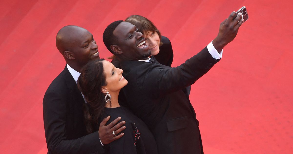Alassane Diong, Omar Sy et sa femme Hélène - Montée des marches du film ...