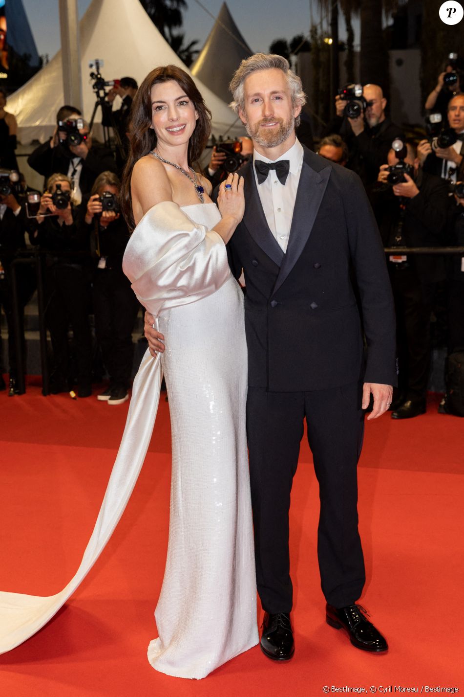 Anne Hathaway et son mari Adam Shulman - Descente des marches du film ...