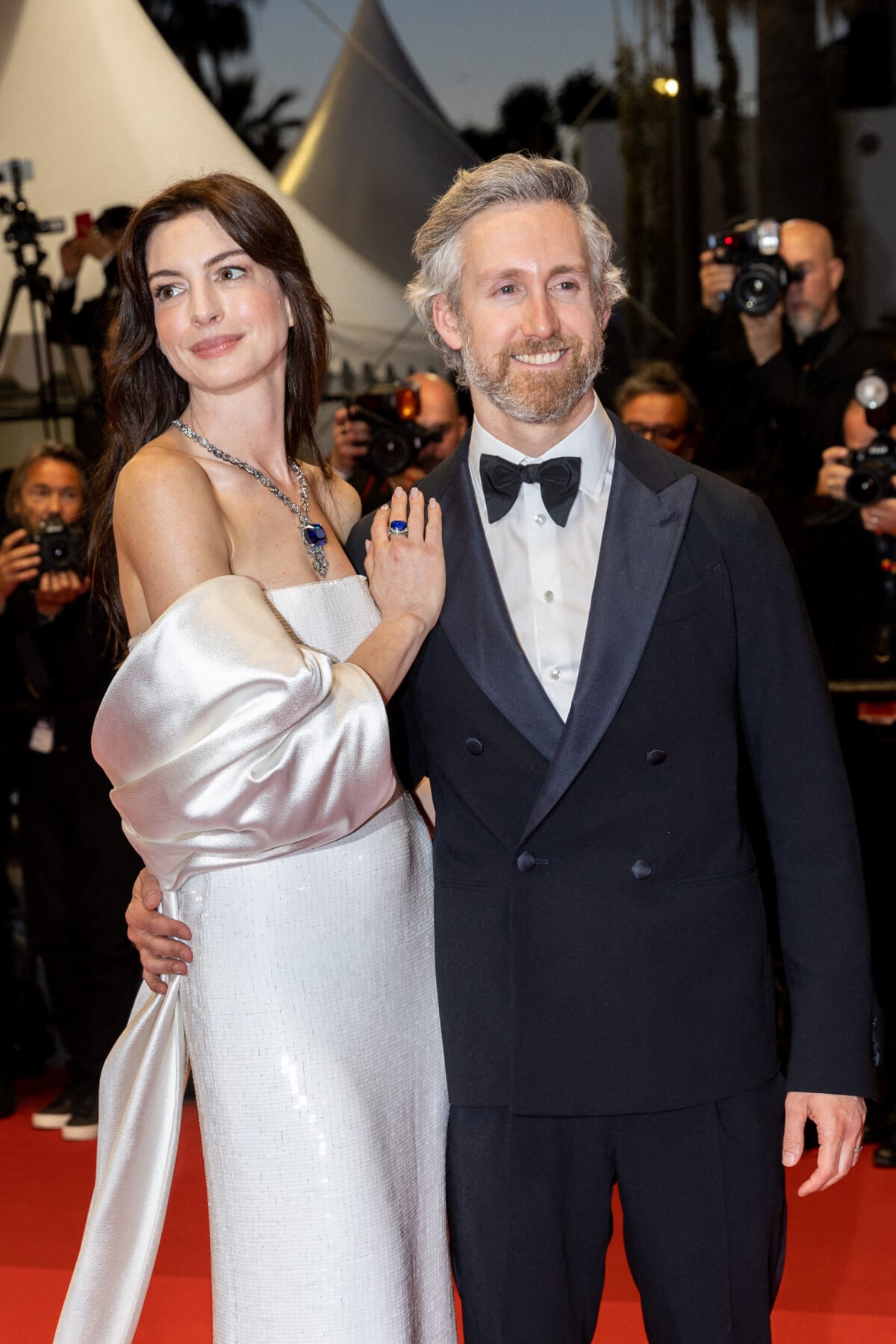 Photo : Anne Hathaway et son mari Adam Shulman - Descente des marches ...