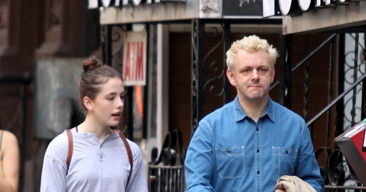 Michael Sheen se balade avec sa fille Lily Mo Sheen dans les rues de ...