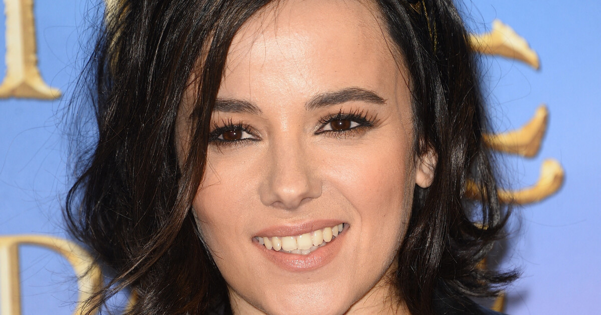 Alizée : Sa fille Maggy, adorable en robe de princesse, se la coule ...