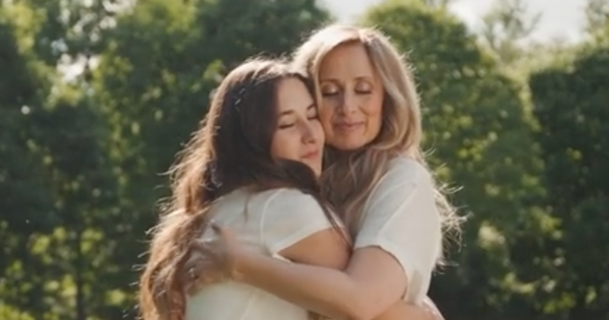 Lara Fabian et sa fille Lou pour son livre de cuisine Je passe à table. - Purepeople