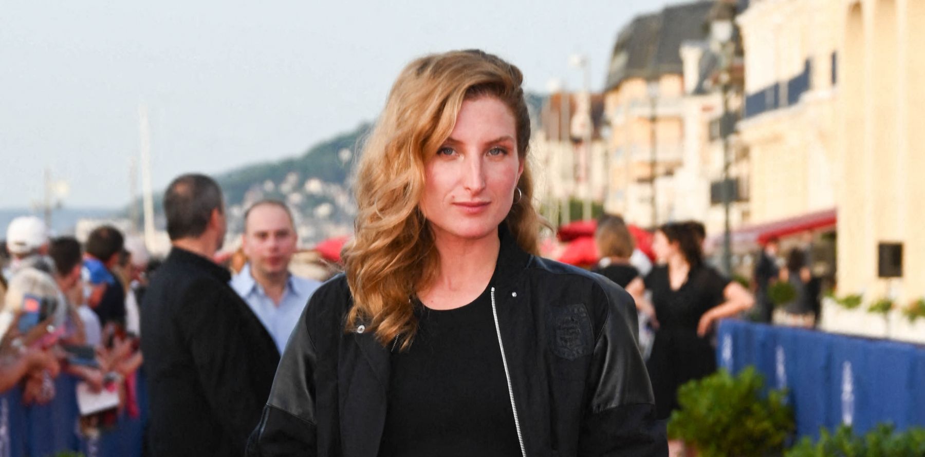 Julia Piaton en crop top face à Frédérique Bel sublime en robe fendue au Festival de Cabourg ...