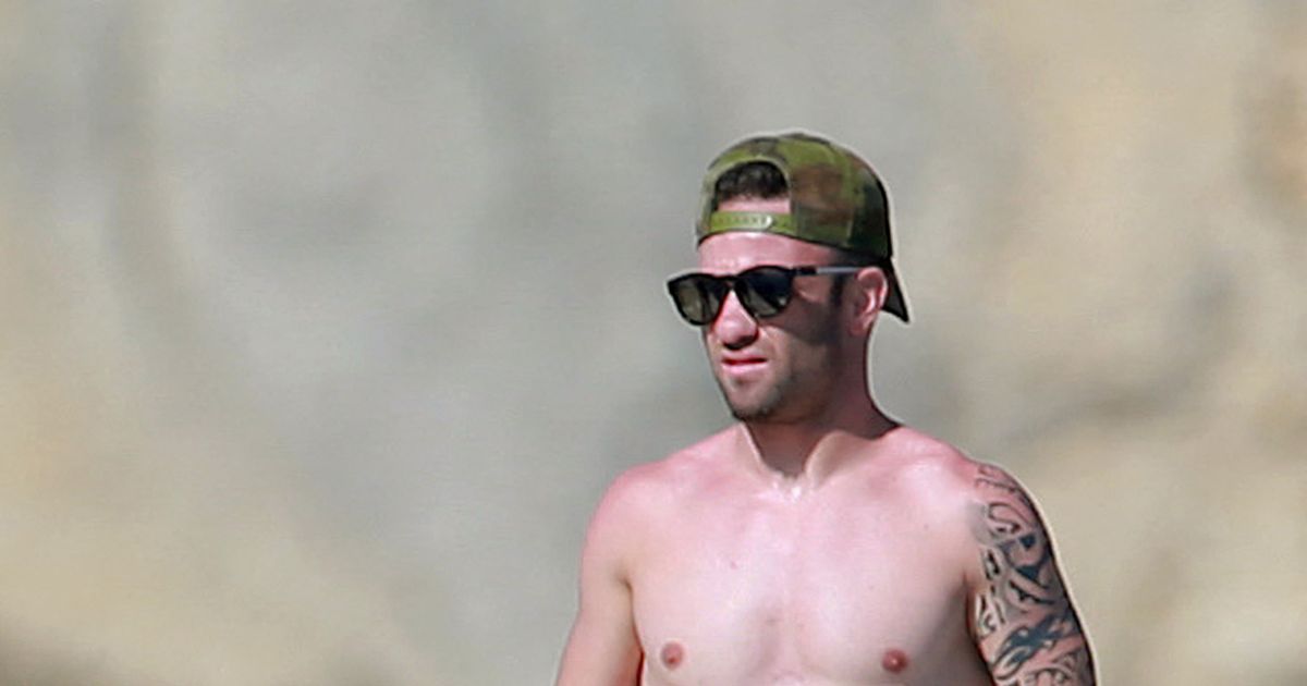 Le footballeur français Mathieu Valbuena se relaxe à bord d'un yatch ...