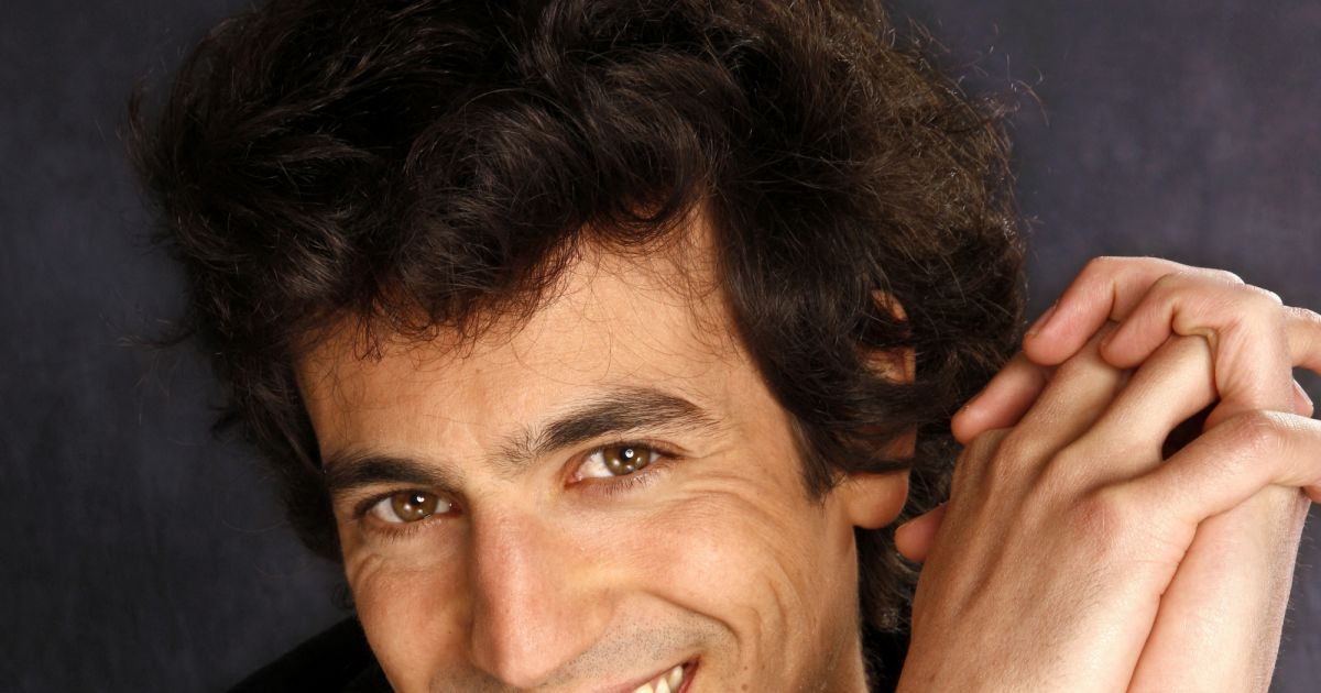Max Boublil - Portrait studio - Purepeople