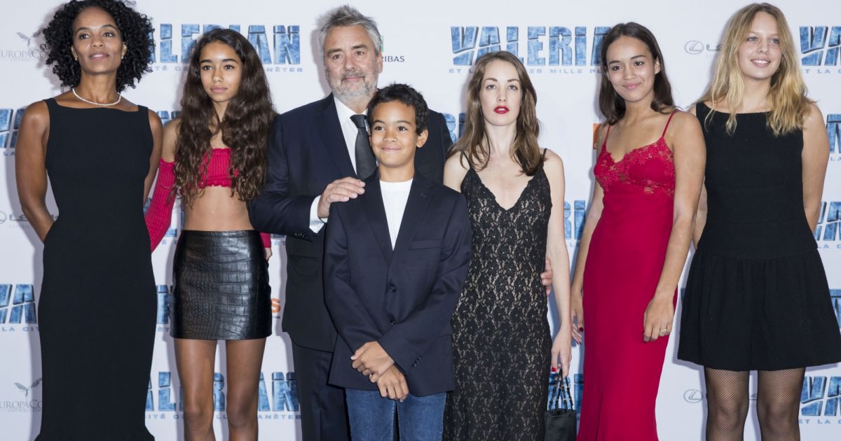 Luc Besson avec ses filles Juliette et Shanna, sa femme Virginie Besson-Silla et leurs enfants ...