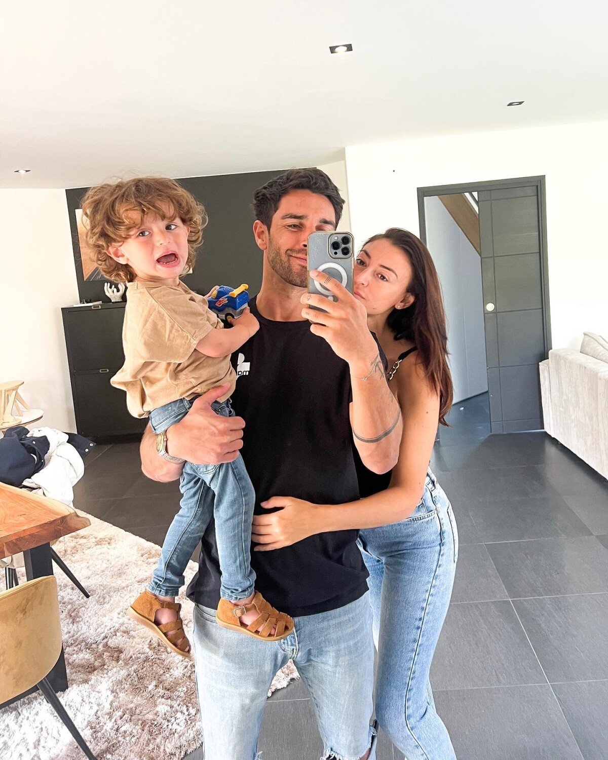 Photo : Valentin Léonard avec son fils Andrea et sa compagne Rachel ...