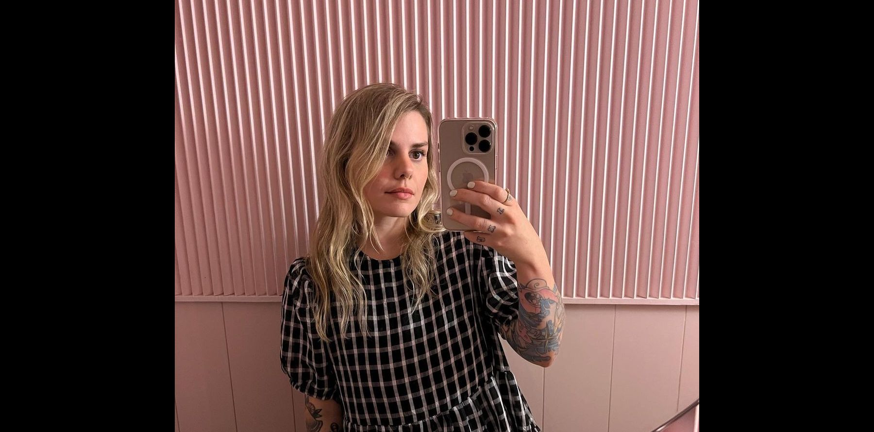 Coeur De Pirate En Couple Rare Apparition De Son Très Séduisant Chéri